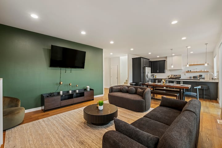 Peaceful Group Haven With Gazebo + Fenced Yard - Federal Way, WA