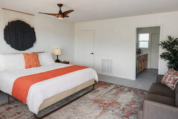 Sienna King Suite W Kitchenette - Desert Hot Springs, CA