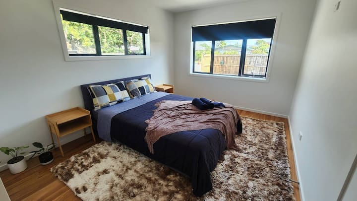 Modern Queen Room | Wifi & Full Kitchen | Quiet - Christchurch