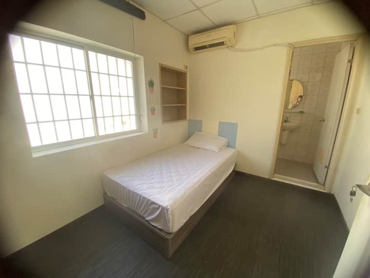 永康慢活小宿。  鄰近永康交流道。交通便利。用餐方便。環境單純安靜，是平價又貼心的住宿選擇。 - Tainan City