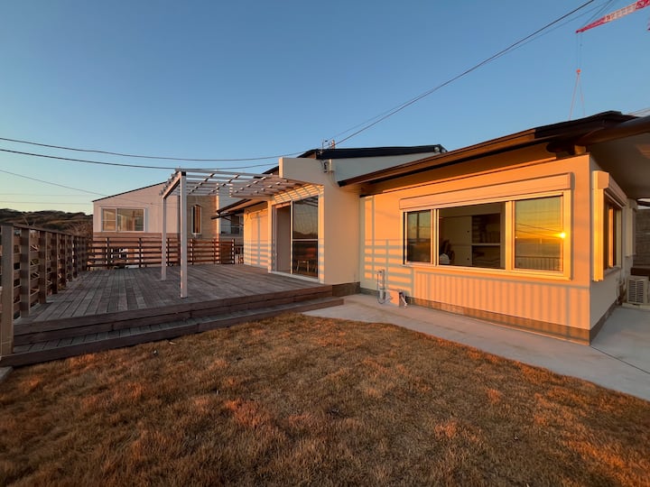 【高台の平屋で海街暮らし体験】芝生と夕日のテラス｜最大6名｜bbq・駐車場2台完備｜海まで徒歩10分 - Yokosuka