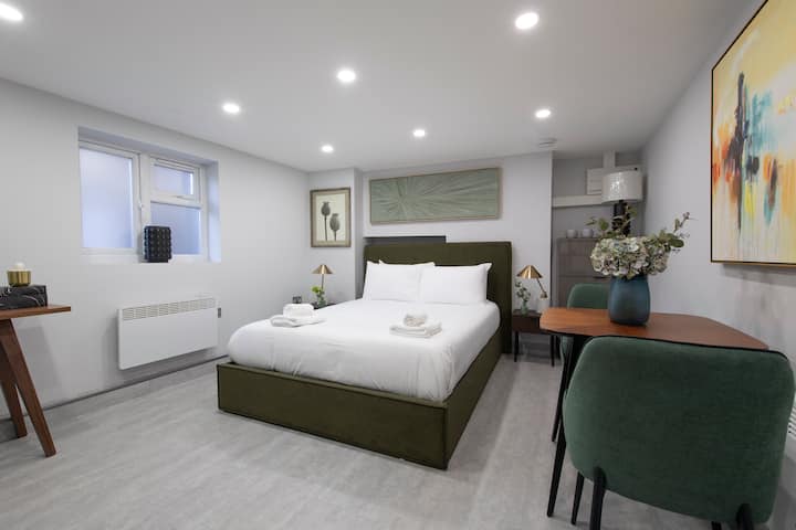 Woodford Luxe Studio | Direct Tube Access - Chingford