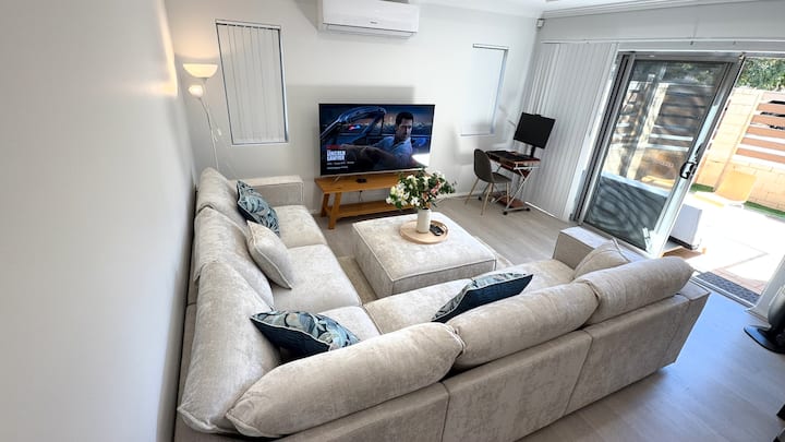 Amazing New Renovated Modern Comfort Metro Home - Perth