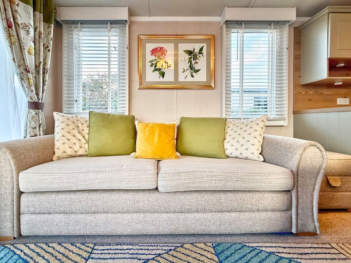 Beachfront 2 Bedroom Caravan, West Mersea - West Mersea