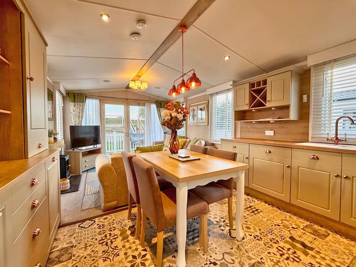 On The Beach 2 Bedroom Caravan, West Mersea - West Mersea