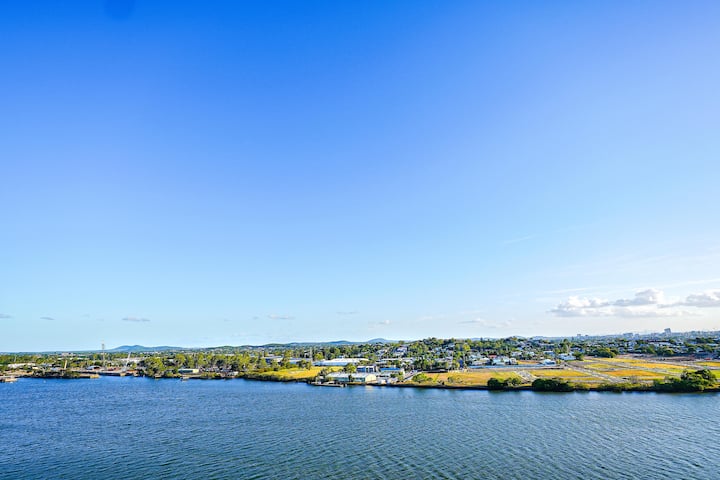 A Warm, Spacious Riverfront Home - Brisbane
