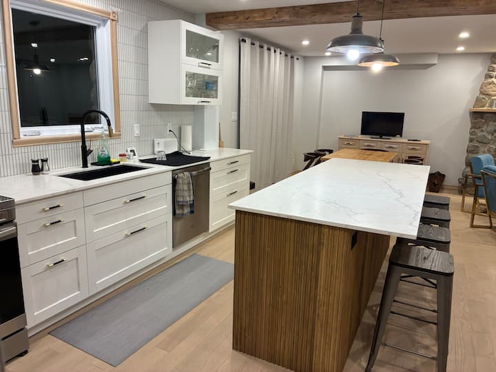 Grande Maison Familiale à 2 Pas De Station Métro - Pointe-Claire