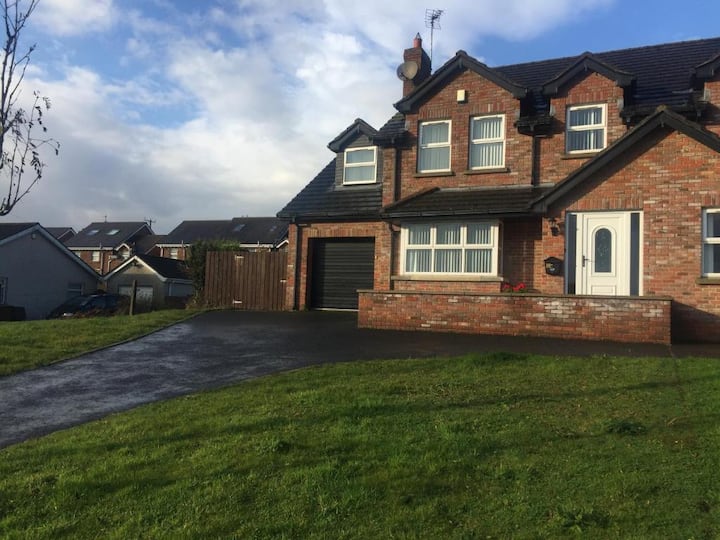 Spacious 4 Bedroom - Excellent Car Parking - Antrim