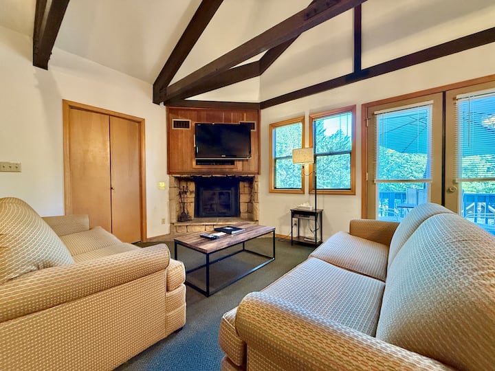 Cozy Forest Condo In Arnold W/ 2 Br & Patio - Arnold, CA