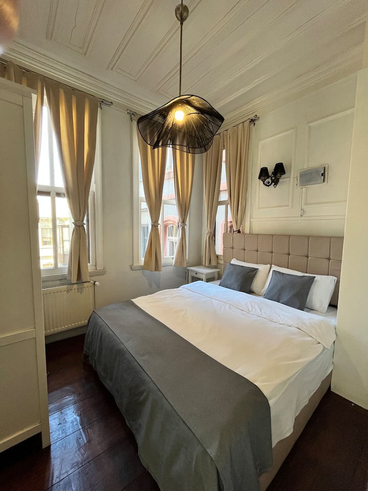 Cihangir’de Sessiz, Huzur Dolu Bir Oda - Istanbul