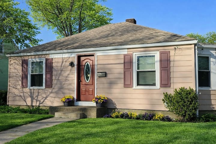 Welcome To The Spring Green Cottage - Warwick, RI