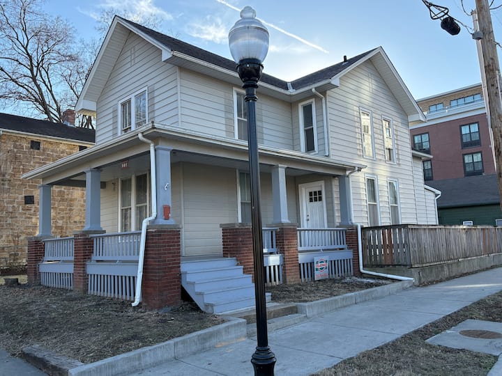 Downtown Lawrence Event Manor - Lawrence, KS