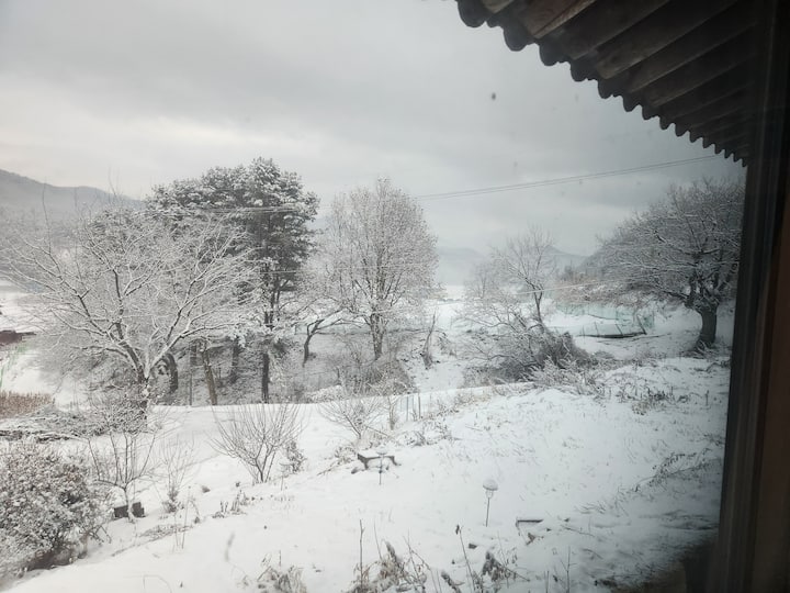 [신규오픈할인] 풍경이 담긴 한옥Stay. 황토집 독채. 4인. 반려동물 동반 가능 - 화천군