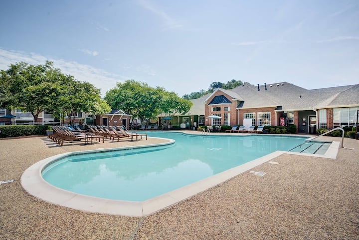 Beautiful Condo Off Glenwood - Raleigh, NC