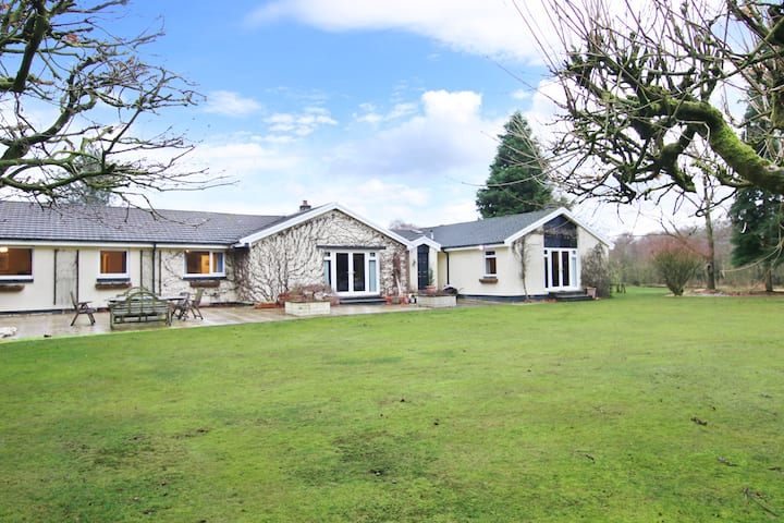 Whispering Pines Getaway - Biggar