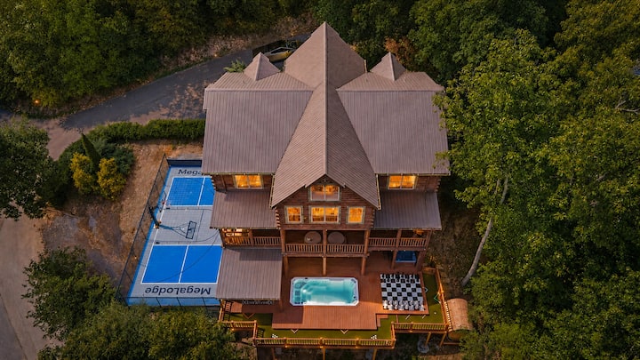 Sleeps 60 12br| Heated Pool + Pickleball + Hot Tub - Tennessee
