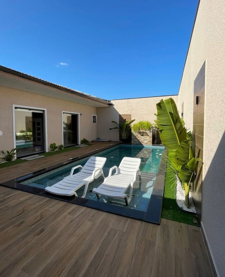 Casa Com Piscina, 3 Quartos, 50m Praia - Guaratuba