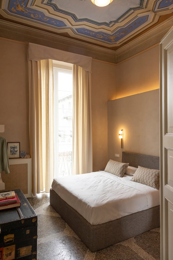Colombo Suites - Master Queen - Chiavari