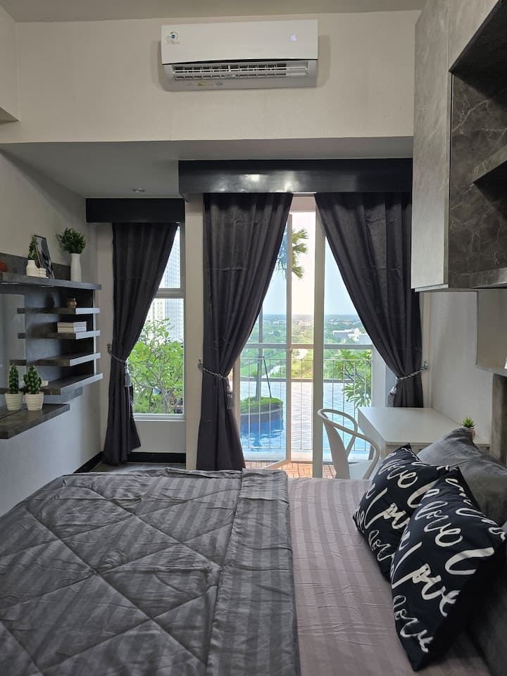 Calm And Cozy Studio With Infinity Pool View - Surabaya