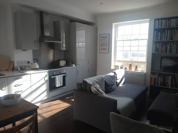 Flat 4: Bright And Quiet Apartment By The Seafront - Brighton