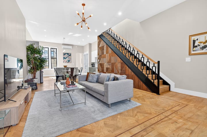 Spacious Brownstone Retreat With Chef’s Kitchen - New York