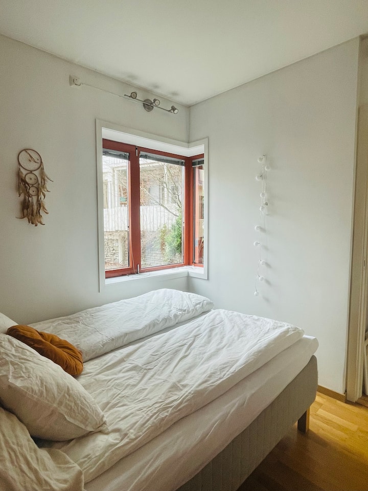 Sentral Leilighet Med Privat Parkering Og Uteplass - Bergen