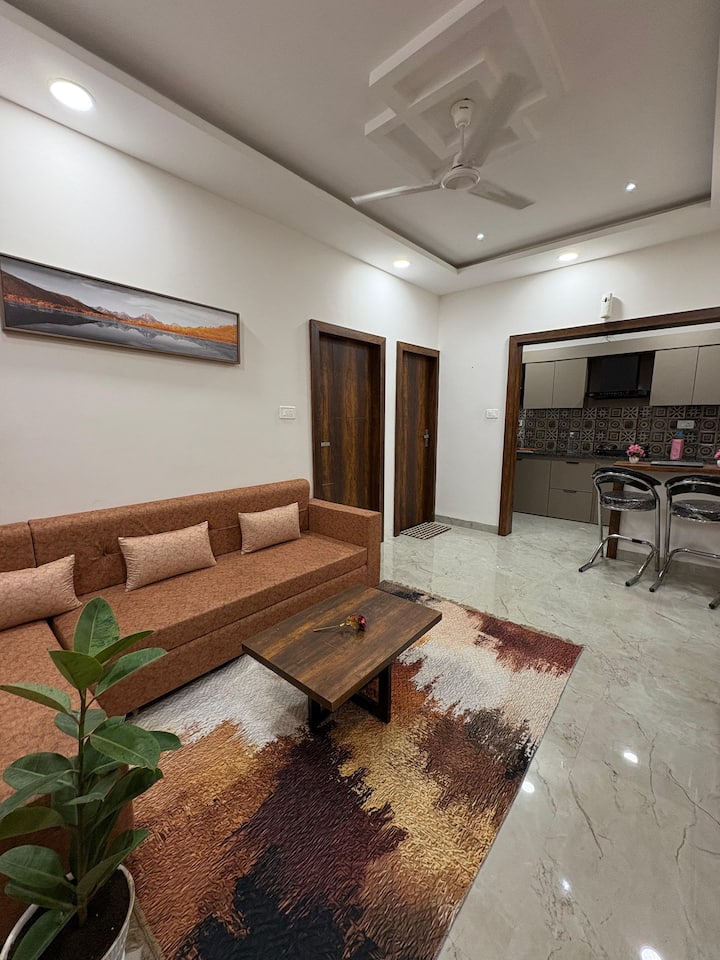 The Brownstone Stay - Couple Friendly Apartment. - India