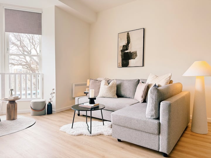 Contemporary & Coastal | Chic Central Breakaway - 브라이턴