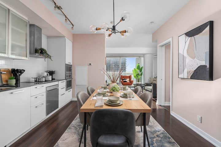 Prime Location 3br Condo Steps From Cn Tower - Toronto