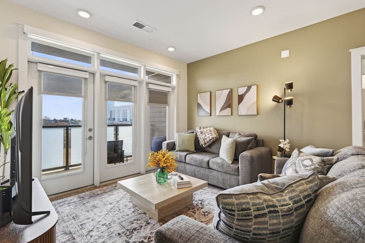 Queen City Breeze | Free Parking, Pool, Walkable - Charlotte, NC