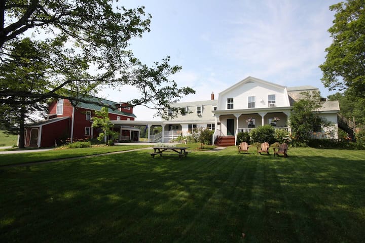 Maple Hill Farm Inn, Room 4, Tub & Shower - Augusta, ME