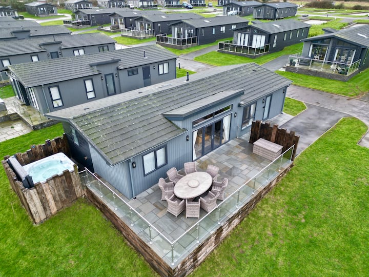 Valley View, Luxury Lodge With Views And A Hot Tub - Tenby