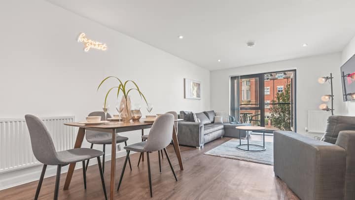 Central Flat With Balcony - Sleeps 6 - York