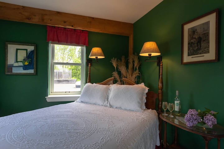 Maple Hill Farm Inn, Room 6, Large Tub, Fireplace - Augusta, ME
