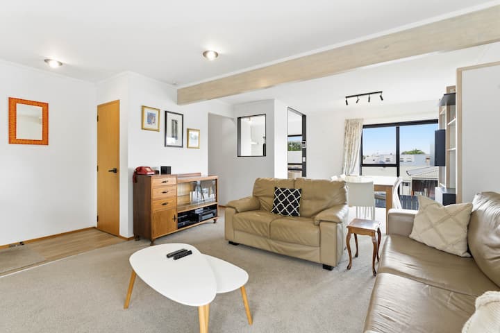 Homely 3br Mt Eden Townhouse With Parking - Auckland