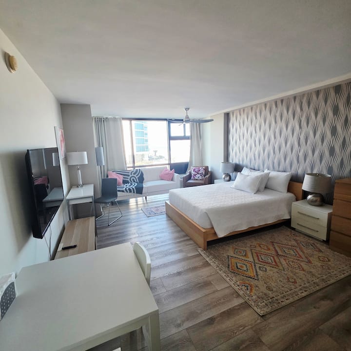 Elegant Oceanview Studio W/kitchenette, Beach Pool - Daytona Beach Shores, FL