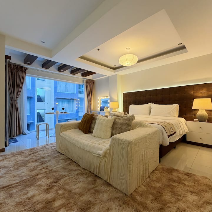 La Grande: Pool View Unit + Balcony Bliss - Philippines