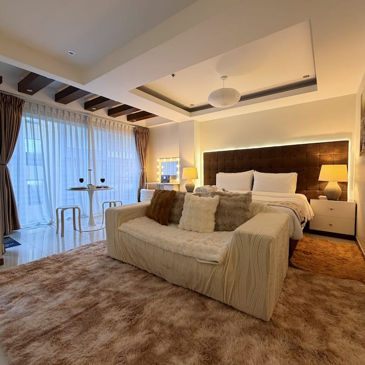 Near Clark Airport •King Bed• Balcony W/ Pool View - Angeles