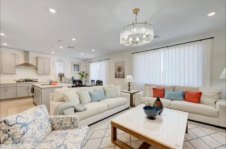 Spacious 6br Near Strip & Sphere | Groups Of 12+ - Las Vegas