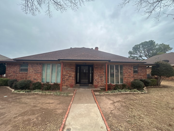 The Texan Tuscany Farmhouse - Wichita Falls, TX