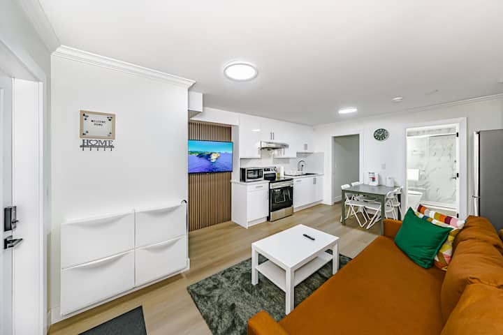 Modern & Private 2-bedroom Suite - Warm & Friendly - Surrey