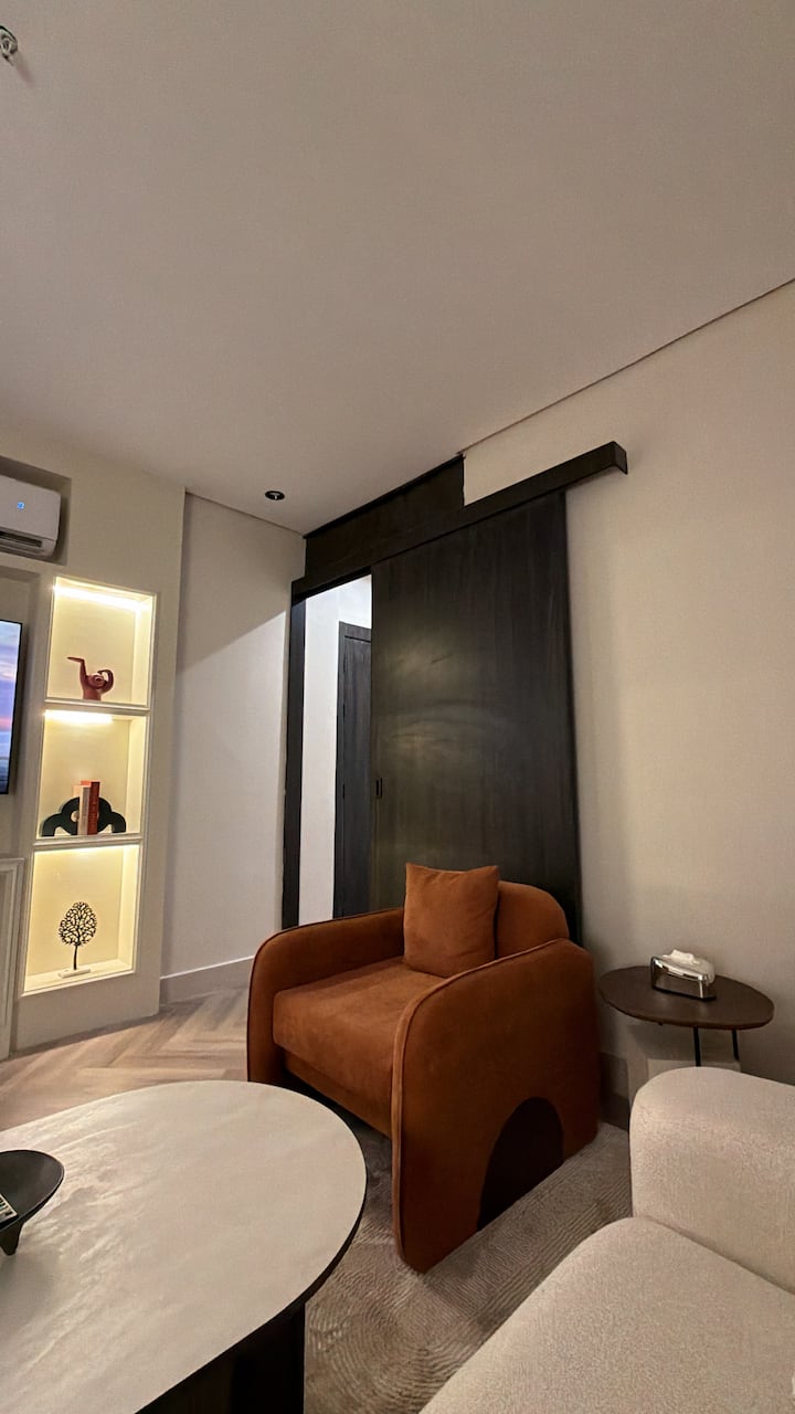 ملاذ مريح بغرفة وصالة – إضاءة ساحرة وشاشة سينمائية - Dammam