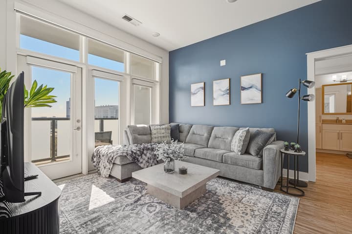 Blue Haven | Pool, City Views, Free Parking - Charlotte, NC