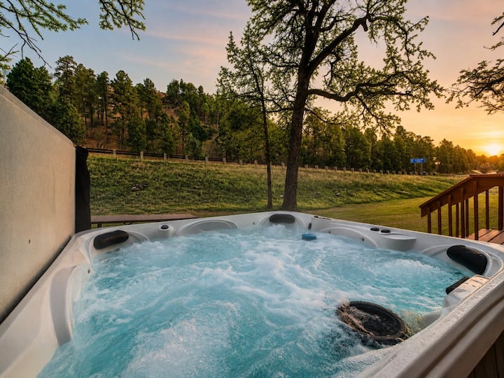 Meadowbrook Cabin Retreat: Hot Tub Escape - Keystone, SD