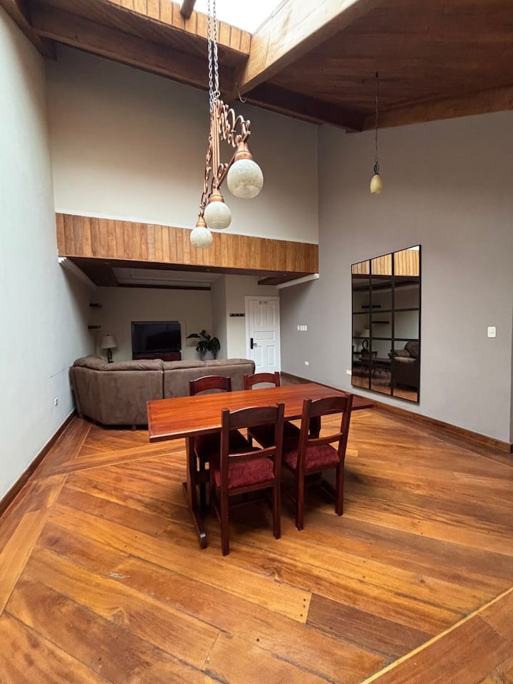 Exclusivo Departamento Frente Al Tranvía - Cuenca