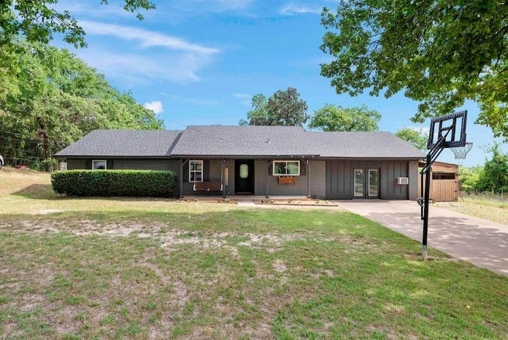 Serene Escape - Chandler, TX