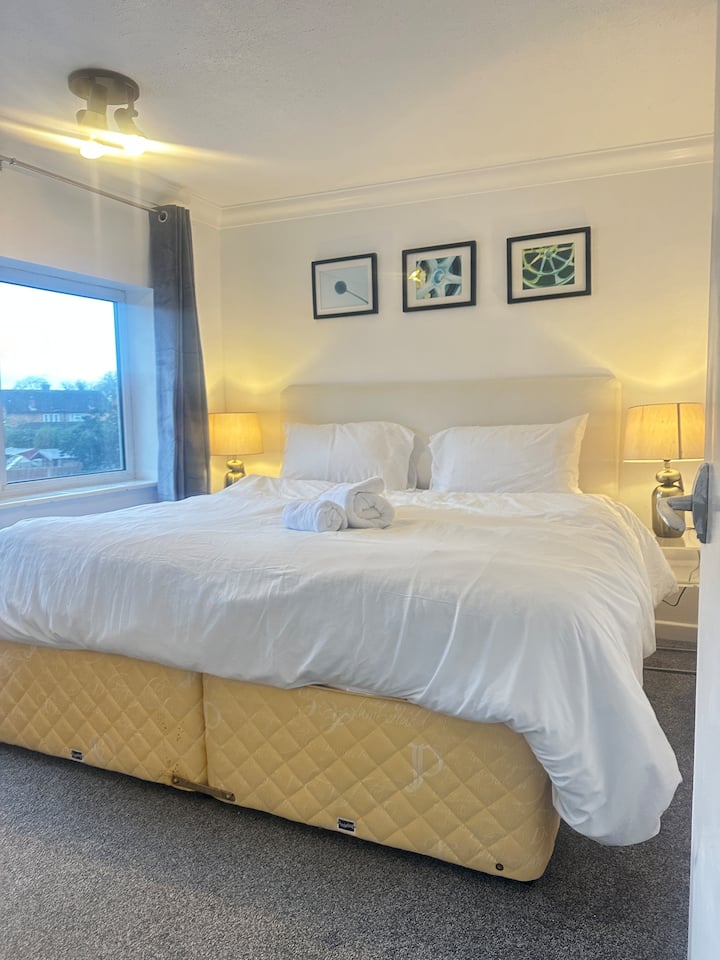 Spacious 3br Home | Parking | Camberley - Berkshire