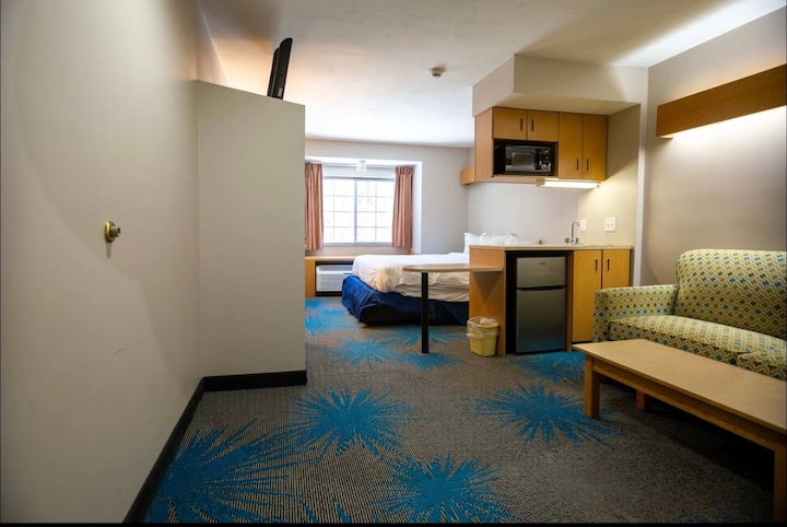 Modern Sturbridge Room Next To Old Village - Breakneck Pond