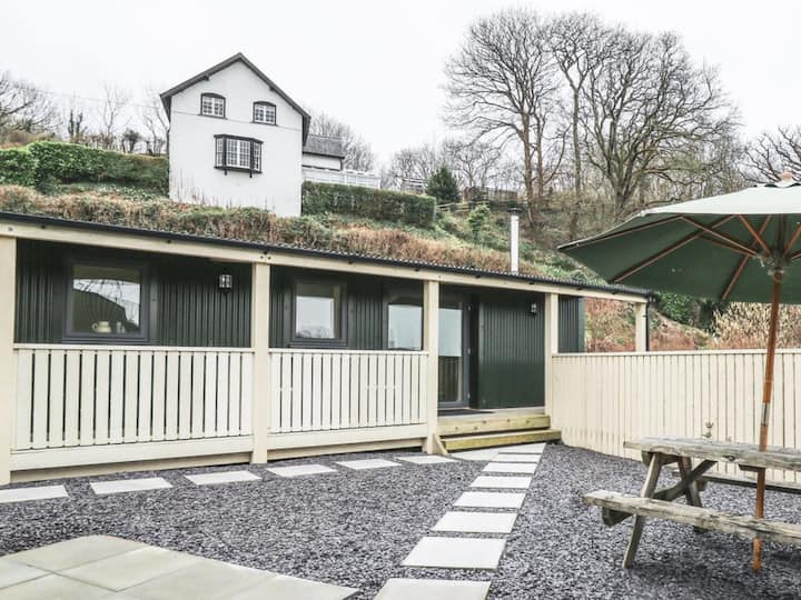Stylish Cottage | Hot Tub, Wood Burner & Wifi - Borth