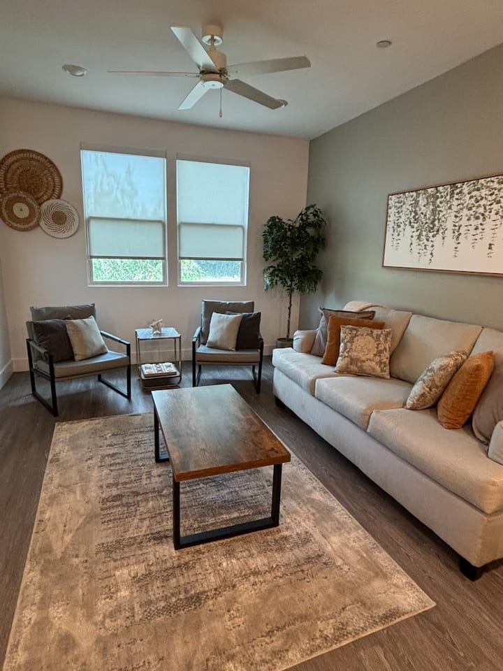Modern 2 Bed/2bath With Full Ameneties Included - Downey, CA